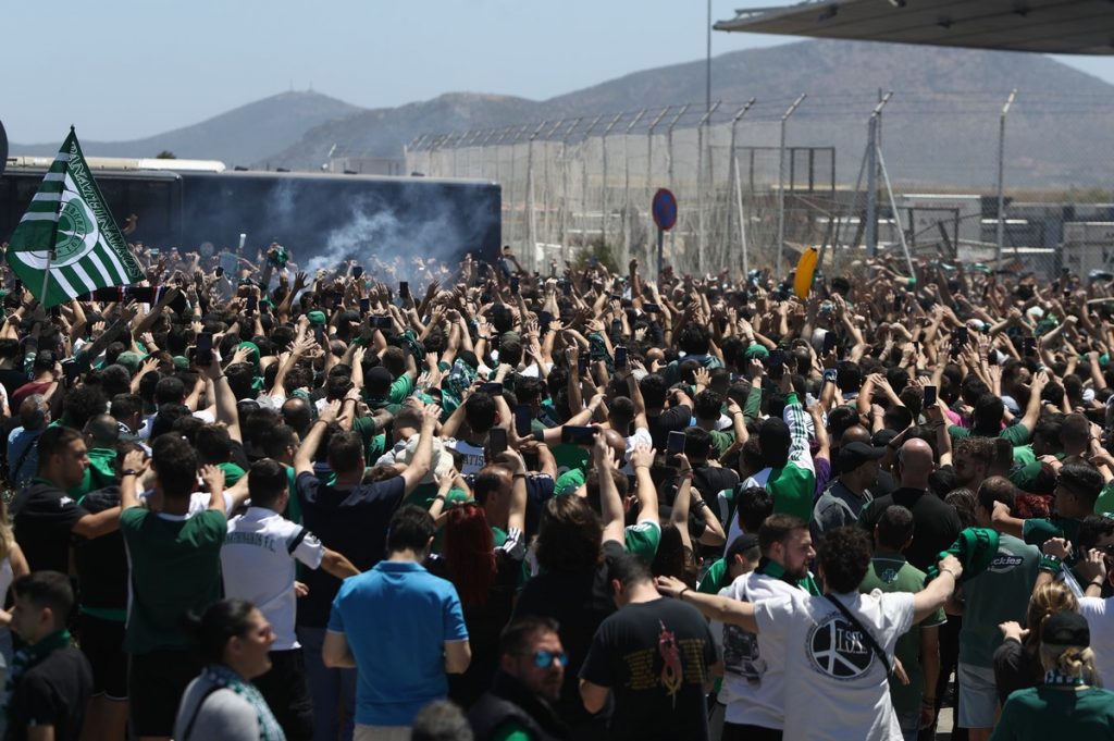 Thousands of PAO Fans Welcome Euroleague Champions in Athens - tovima.com