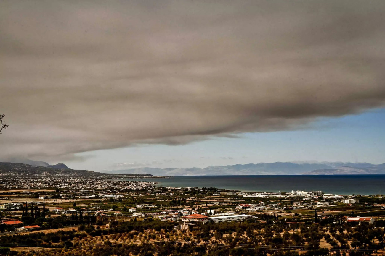 Large Wildfire in Corinth Flares Up - Smoke Visible in Athens (photos ...