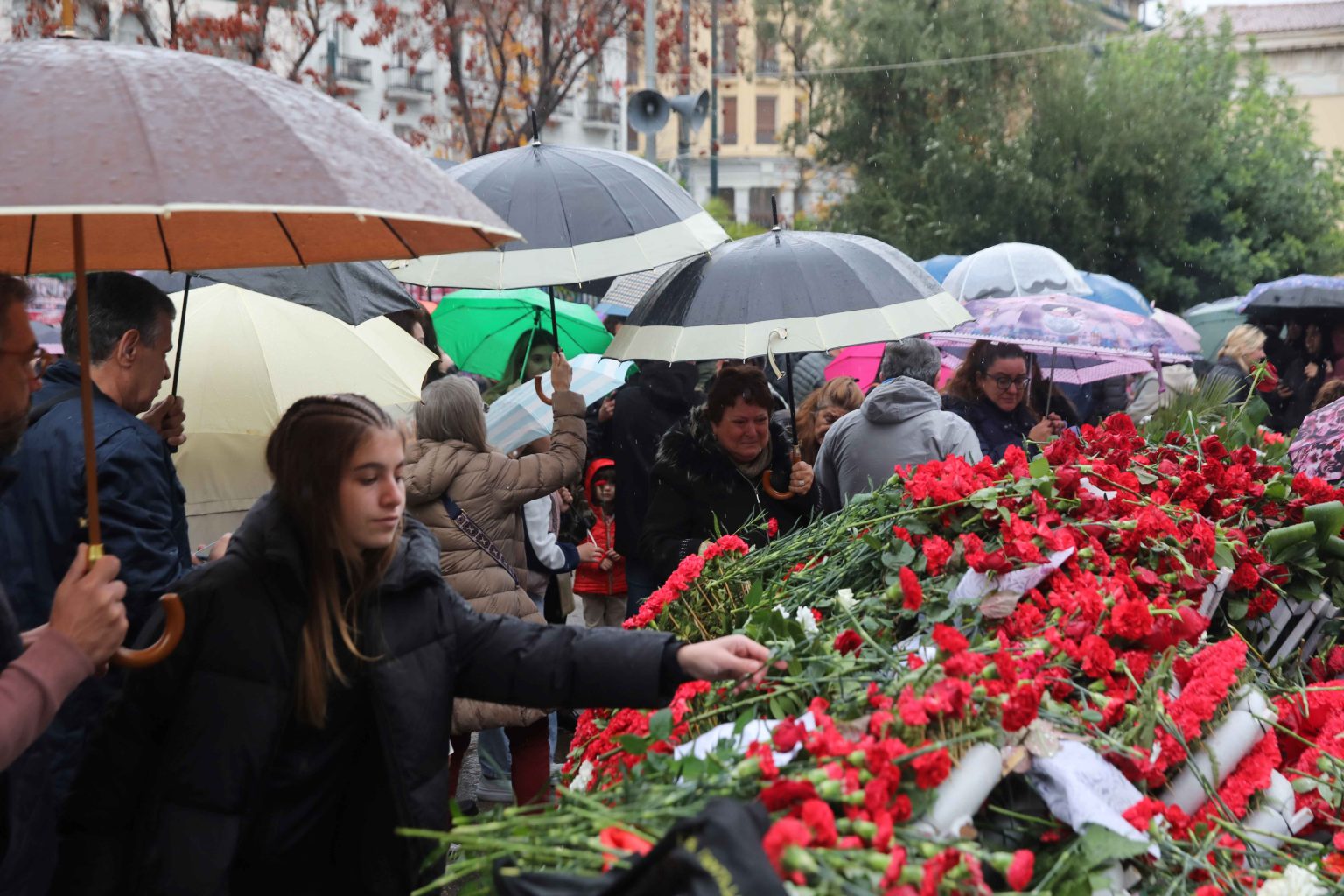 Greeks Commemorate 51st Anniversary of Polytechnic Uprising - tovima.com