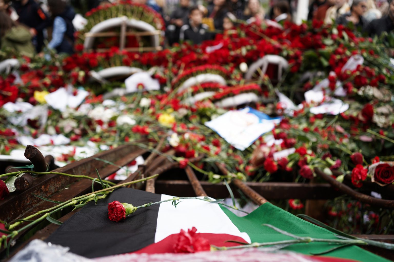 Greeks Commemorate 51st Anniversary of Polytechnic Uprising - tovima.com