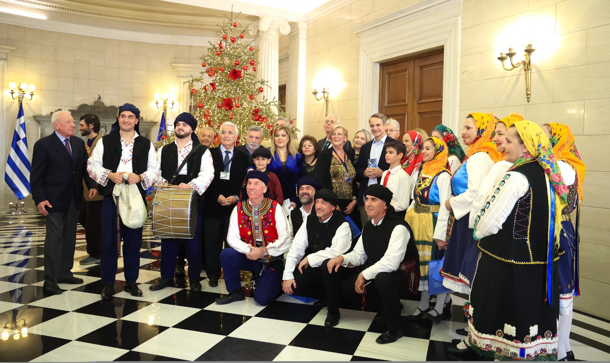 Leaders in Greece Welcome New Year with Traditional Carols - tovima.com