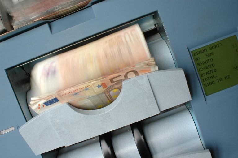 Greece Implements Major Cuts to Bank Fees in 2025 - tovima.com