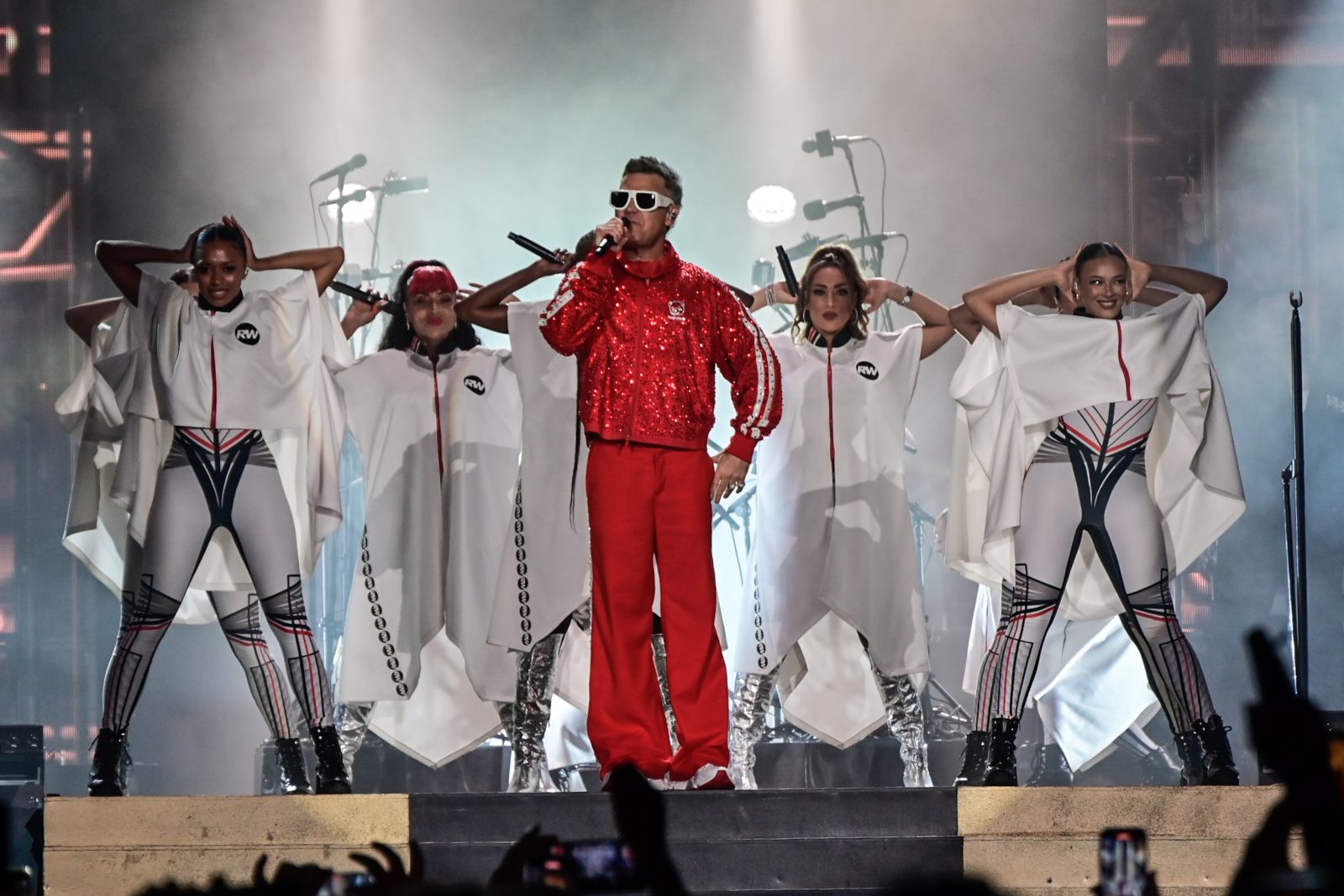 In Pictures: Robbie Williams Ignites Athens Crowd - tovima.com