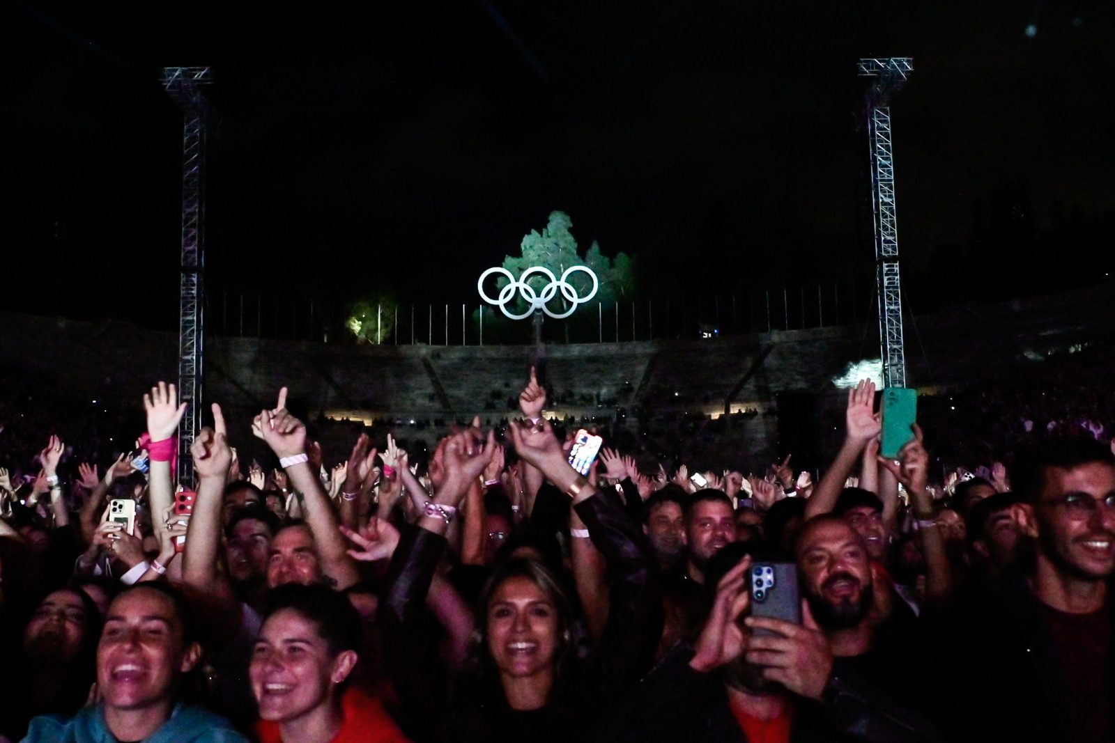 In Pictures: Robbie Williams Ignites Athens Crowd - tovima.com
