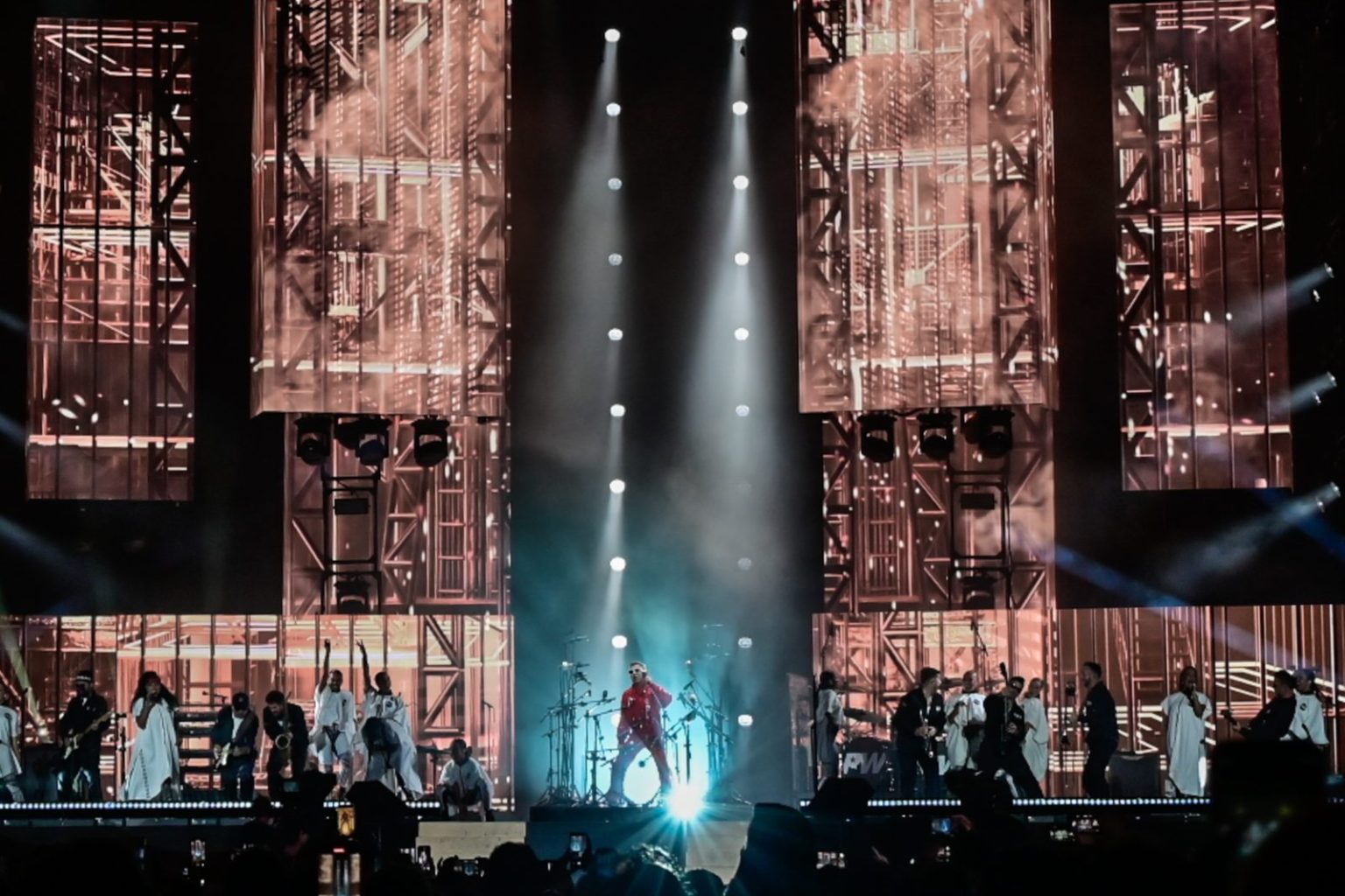 In Pictures: Robbie Williams Ignites Athens Crowd - tovima.com