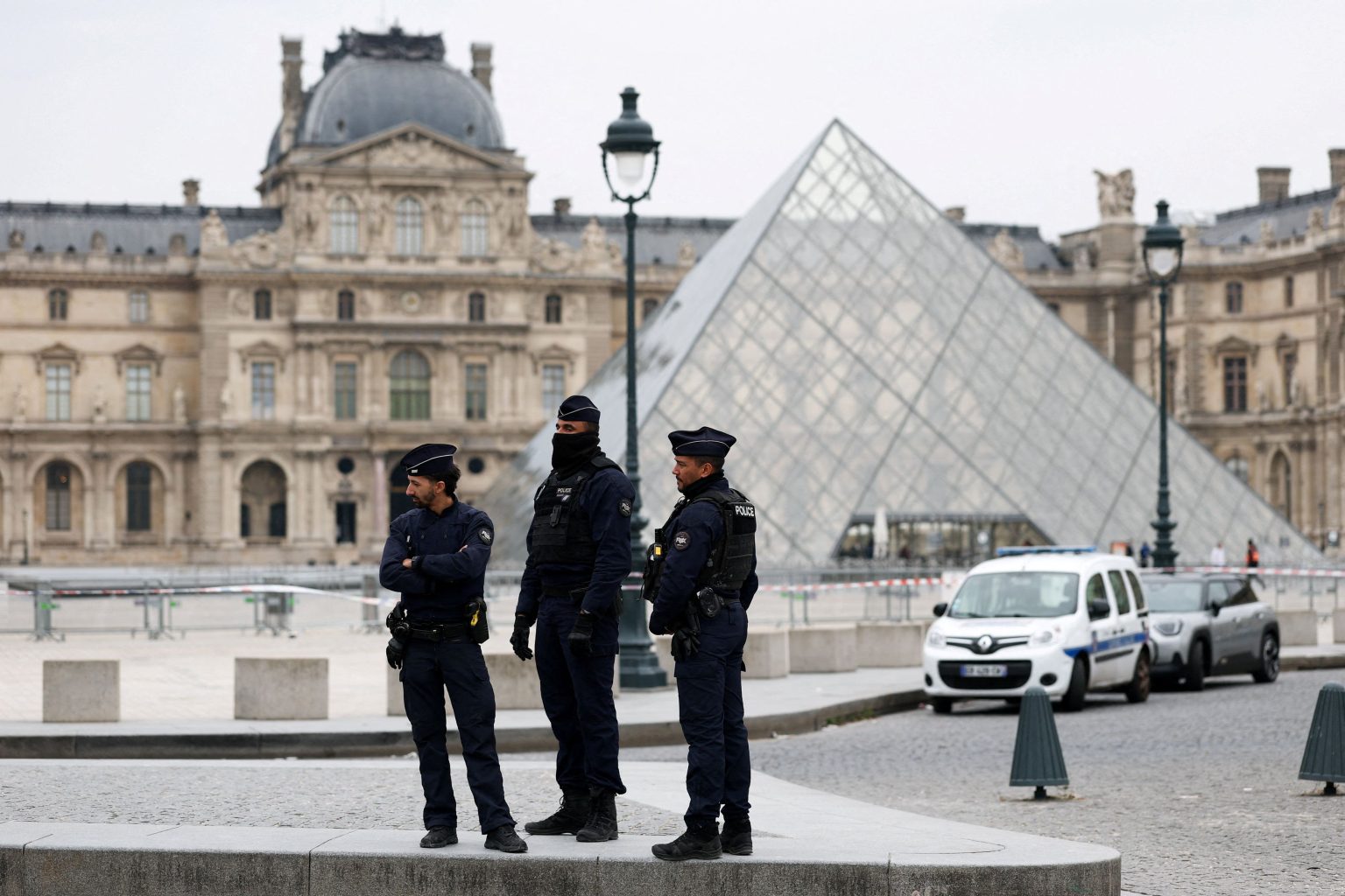 Louvre Museum Closes After Jewelry Robbery in Paris - tovima.com