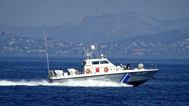 Coast Guard Intercepts Boat With 15 Migrants at Chios (pics) - tovima.com
