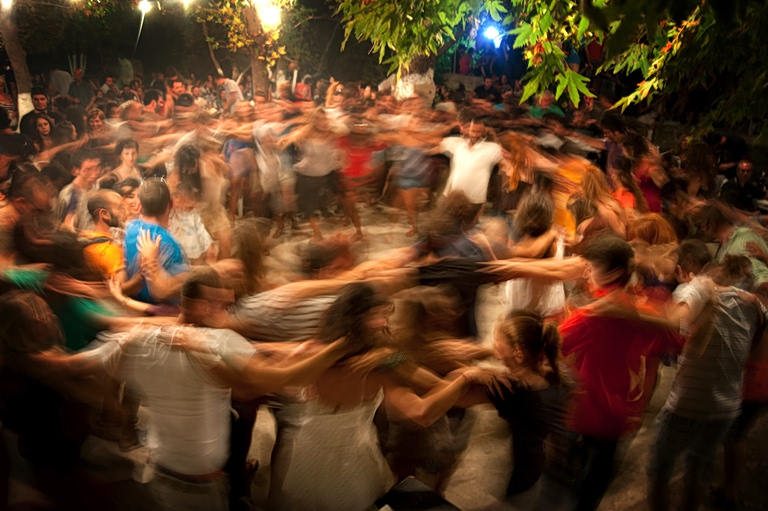 Traditional Greek Dancing is Trending - tovima.com