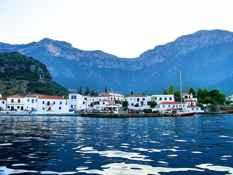 Greek Restaurants Sound Alarm Over Falling Revenues - tovima.com